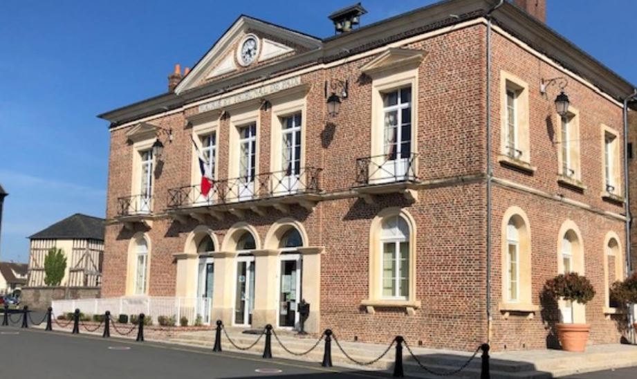 Hiç gitmediği memleketine 10 milyon Euro bağışladı